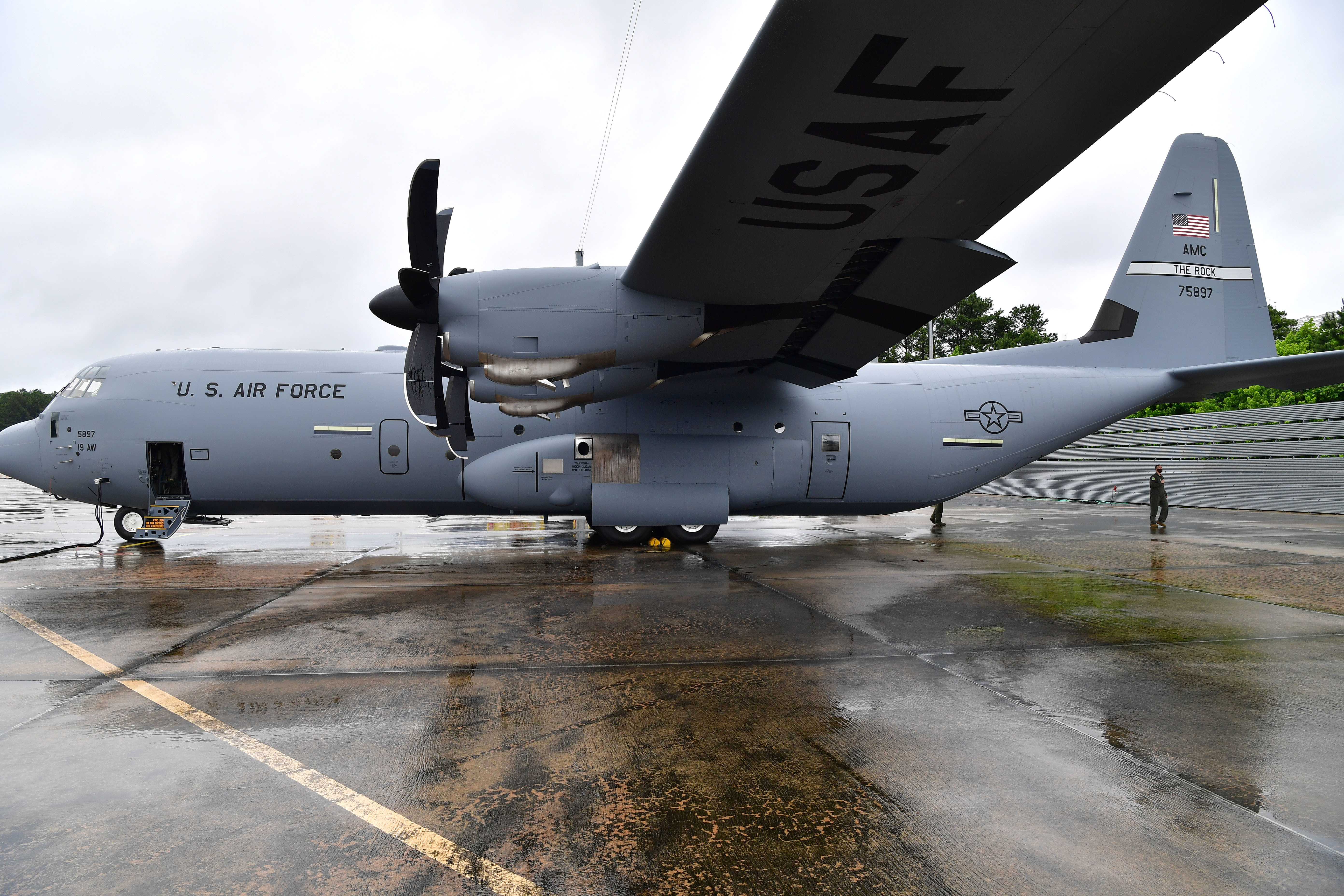 19th AW, AMC receive final C-130J > Air Mobility Command > Article Display