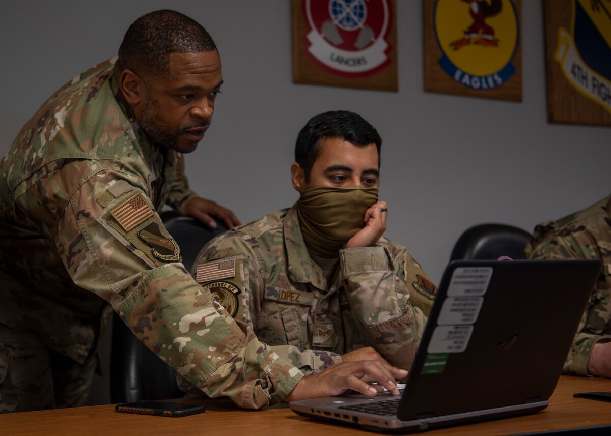 Air Force NCO teaches Airmen, DoD civilians, military spouses Microsoft ...