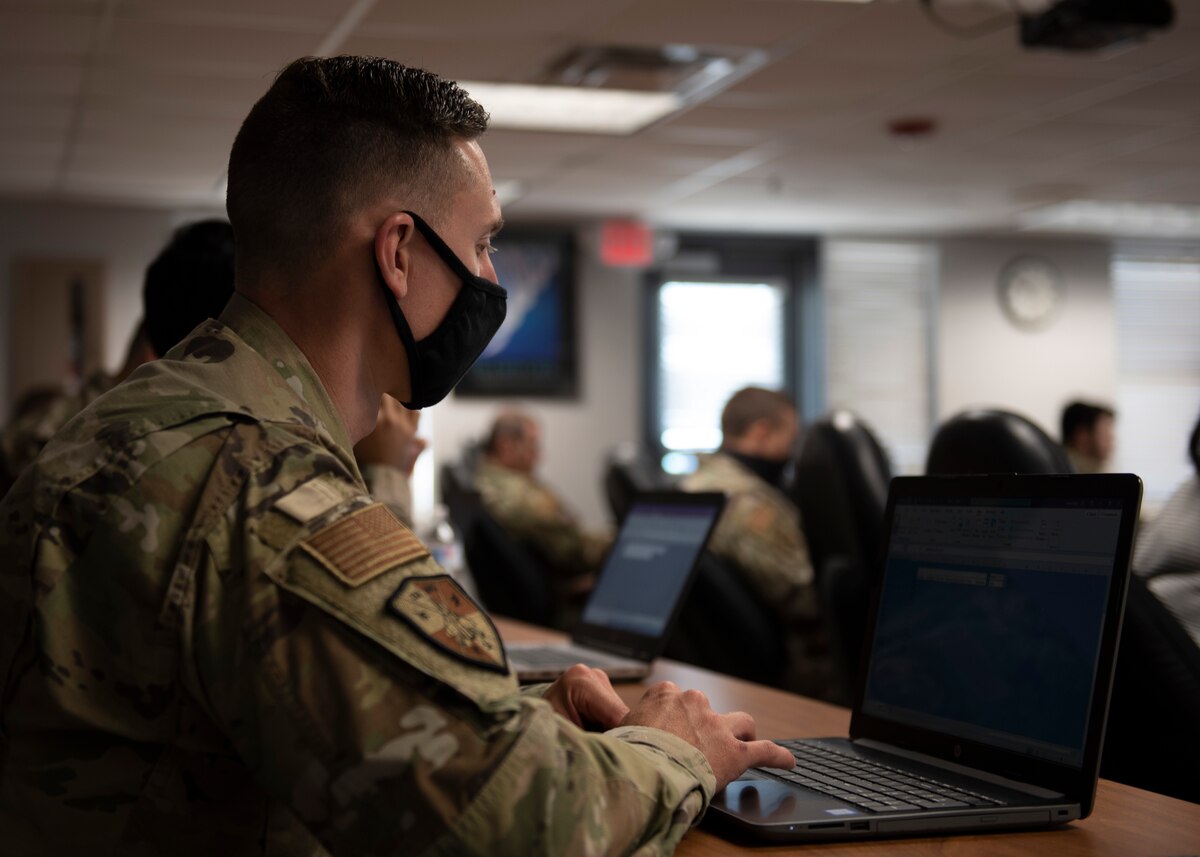 Air Force NCO teaches Airmen, DoD civilians, military spouses Microsoft ...