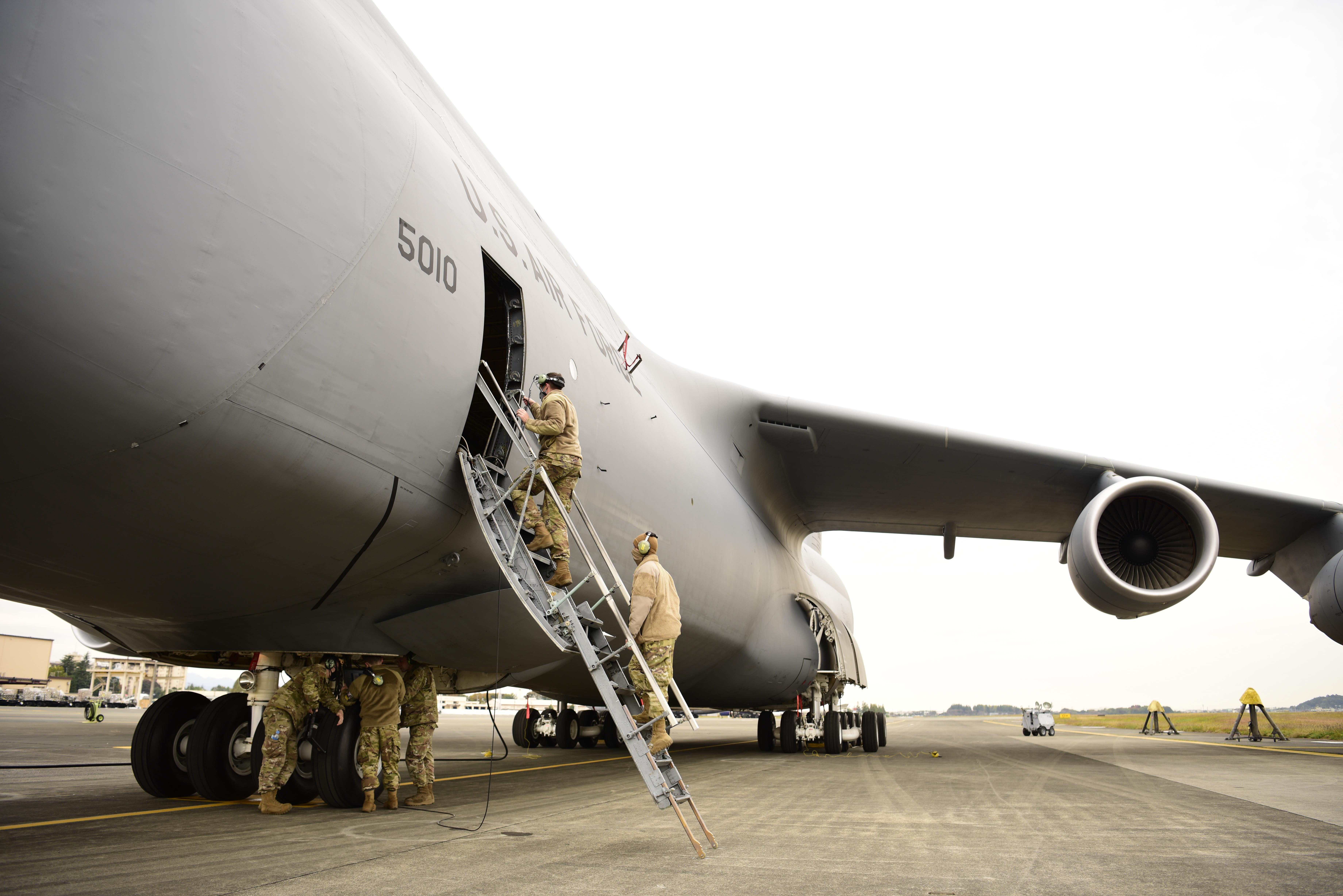 Yokota Airmen train on 515th AMOW C-5M Super Galaxy > Ramstein Air Base ...
