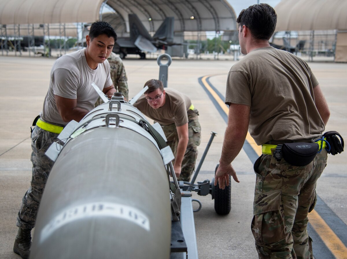 Arms race for Raptor weapons load teams > Eglin Air Force Base ...