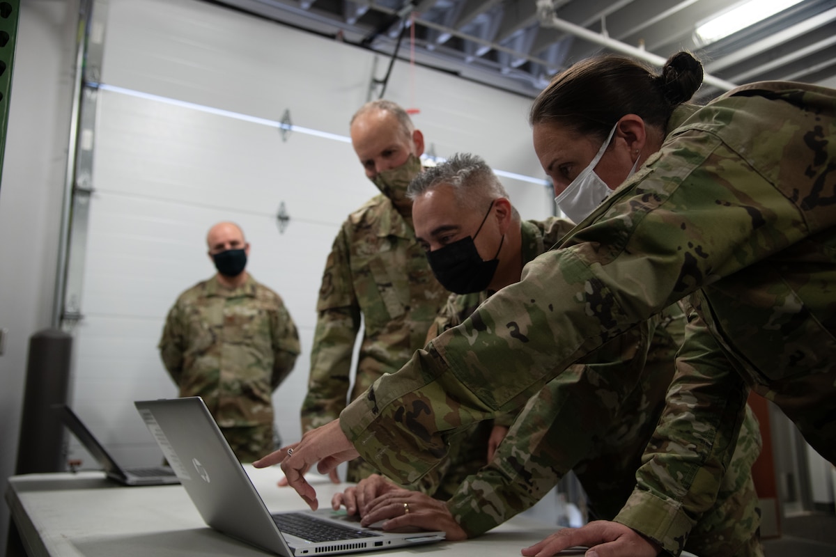 302nd Airlift Wing commander tours 302nd Communications Flight > 302nd ...