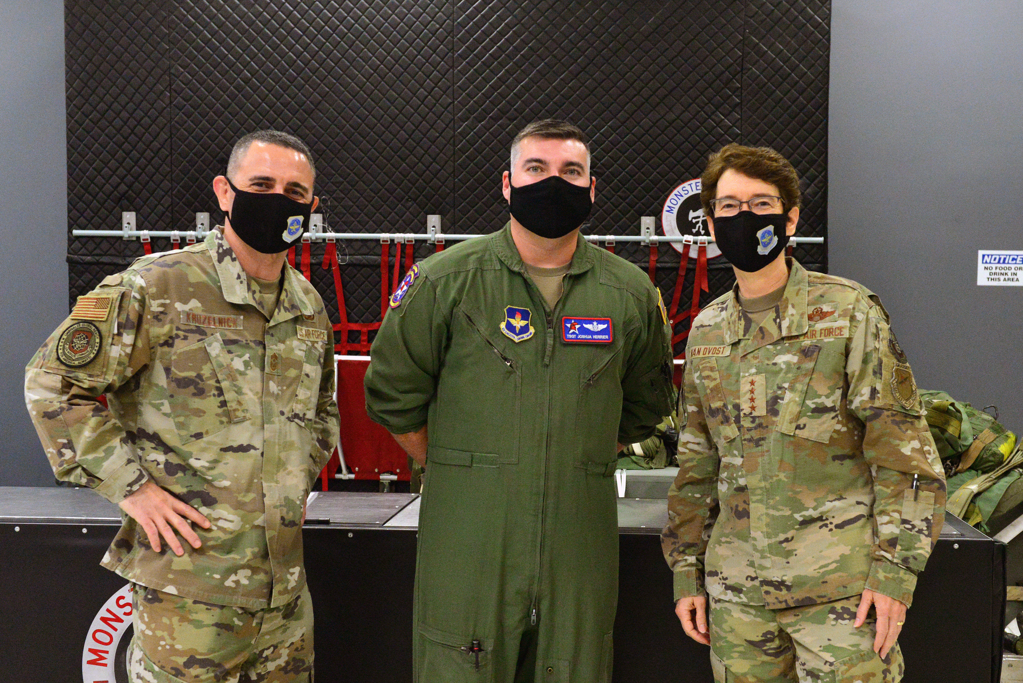 AMC commander visits LRAFB > Little Rock Air Force Base > Display
