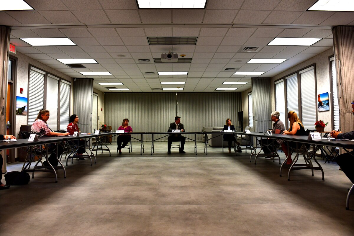 AMC commander visits LRAFB > Little Rock Air Force Base > Article Display