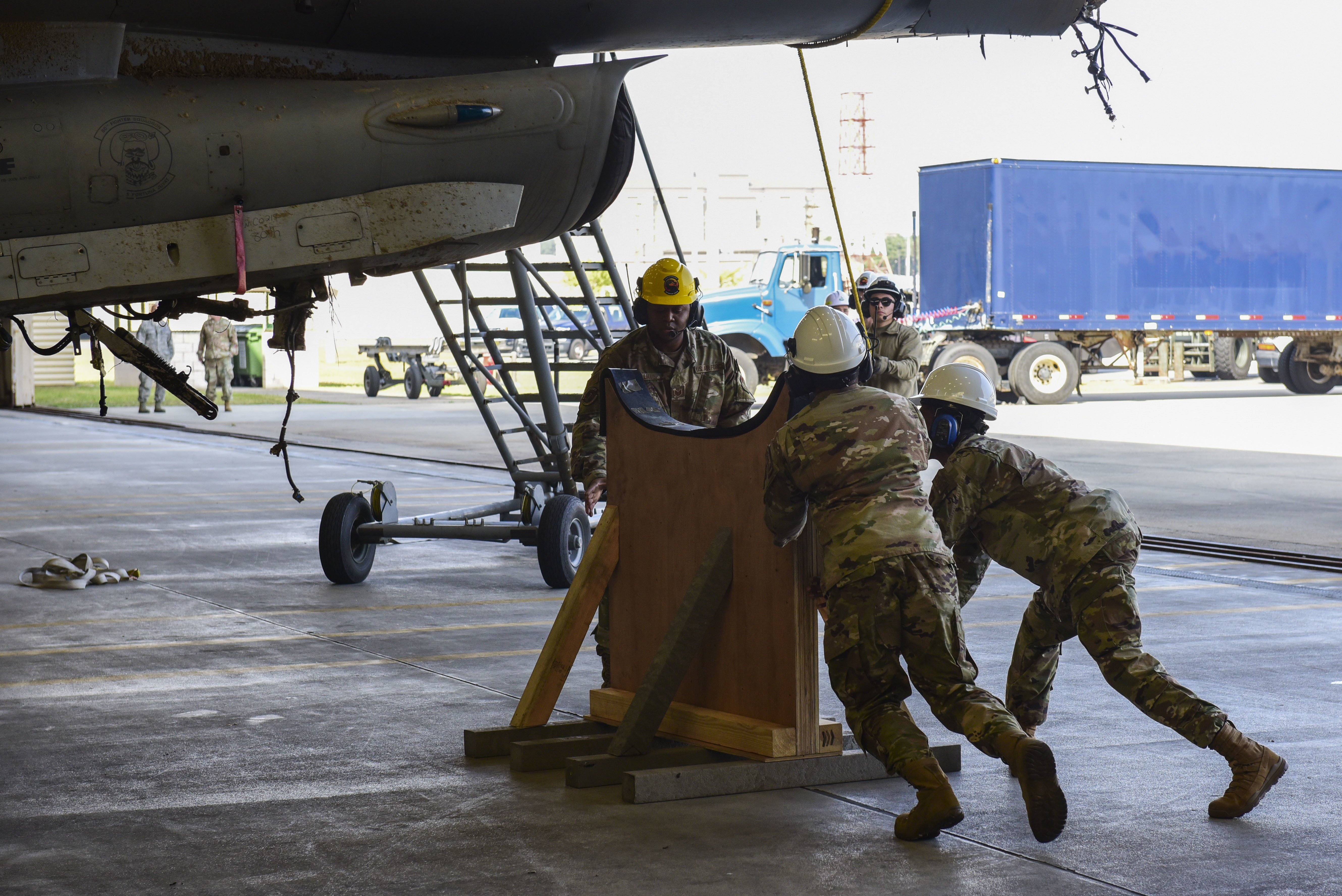 CDDAR team moves damaged F-16 > Kunsan Air Base > Commentaries