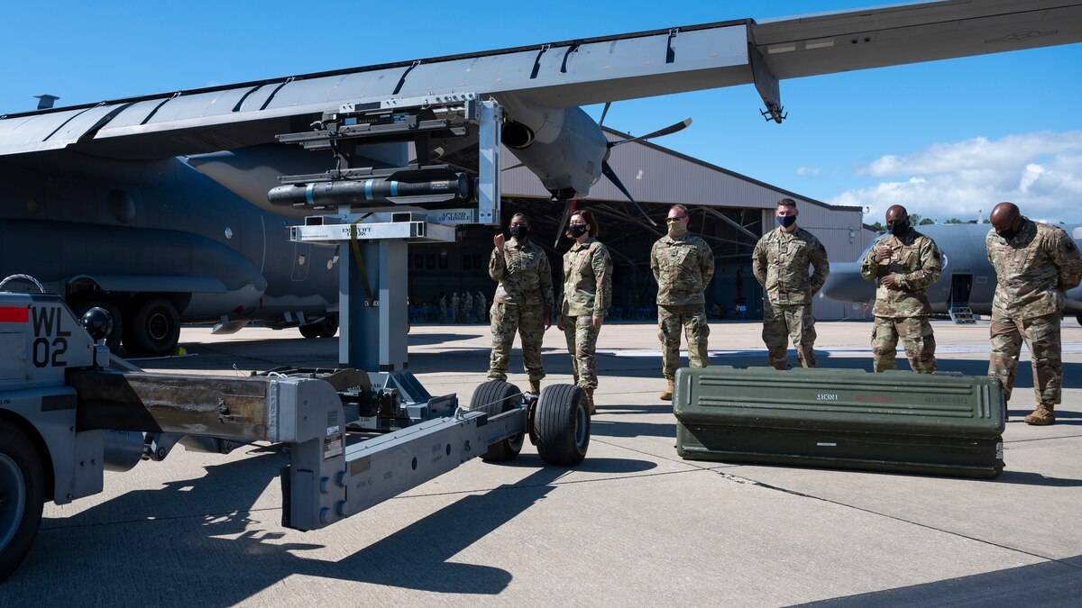 CMSAF visits Air Commandos, tours 1st SOW aircraft > Hurlburt Field ...