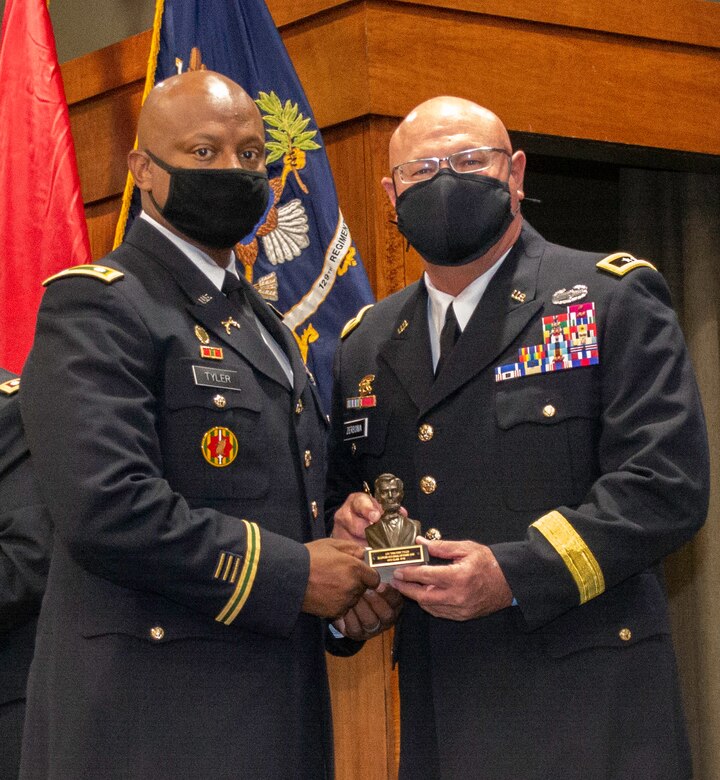 Six Soldiers Inducted into Illinois Army National Guard OCS Hall of ...