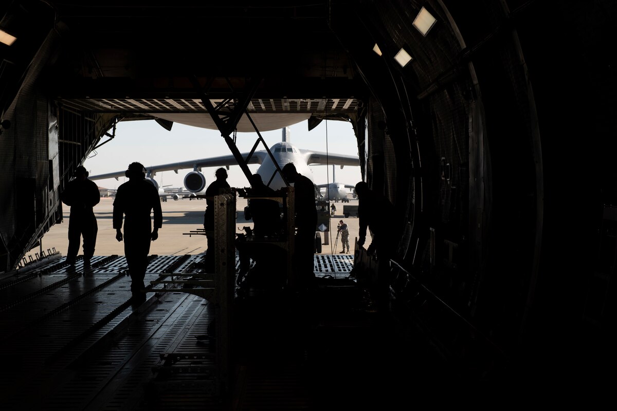 60th AES train on C-5M Super Galaxy > Travis Air Force Base > News
