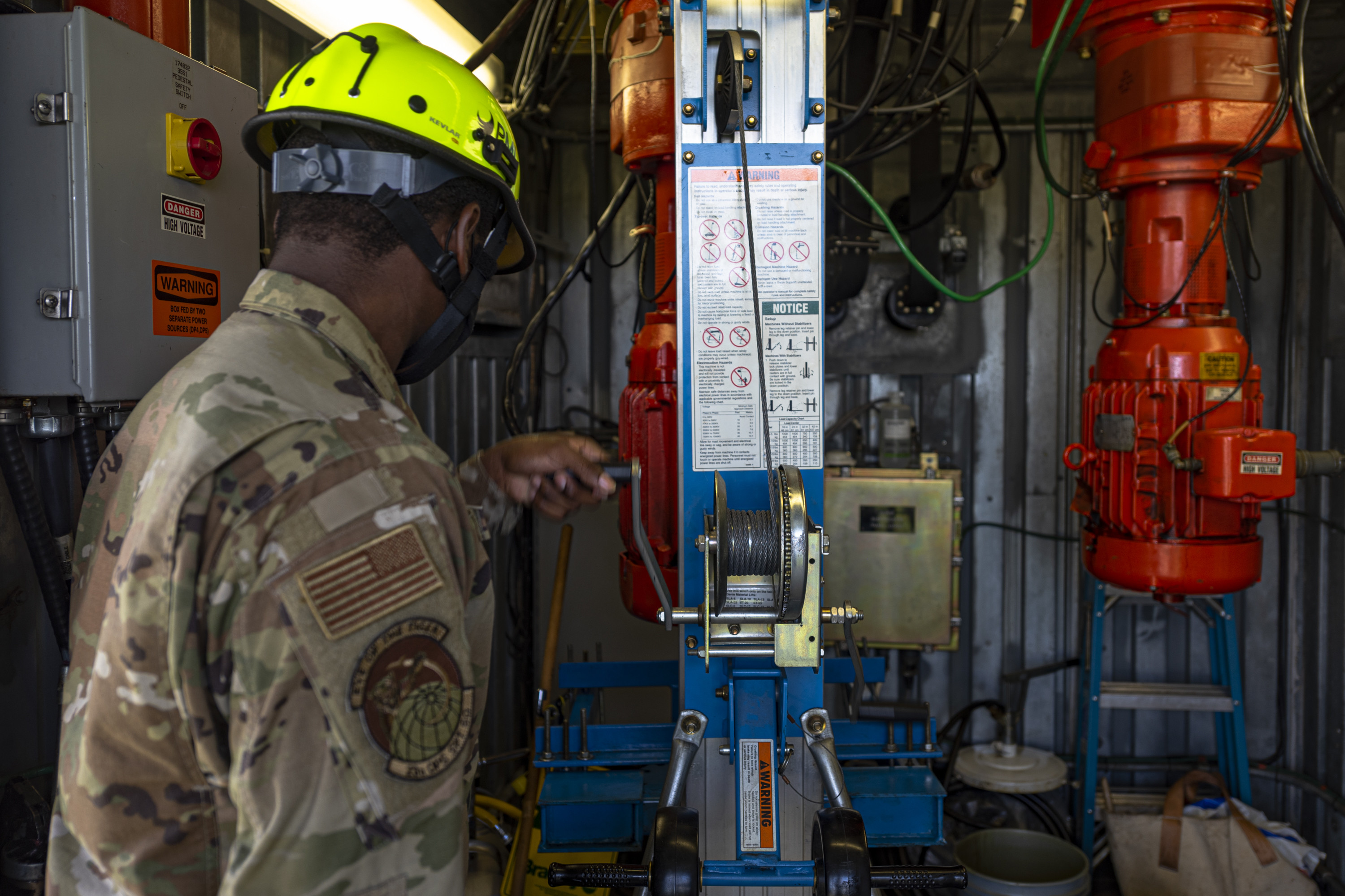 Digital Airport Surveillance Radar identifies, locates aircraft > Air ...