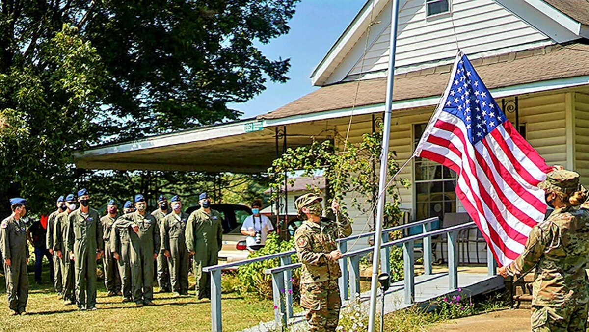 Firebirds honor original 'Band of Brothers' paratrooper > Nellis Air ...