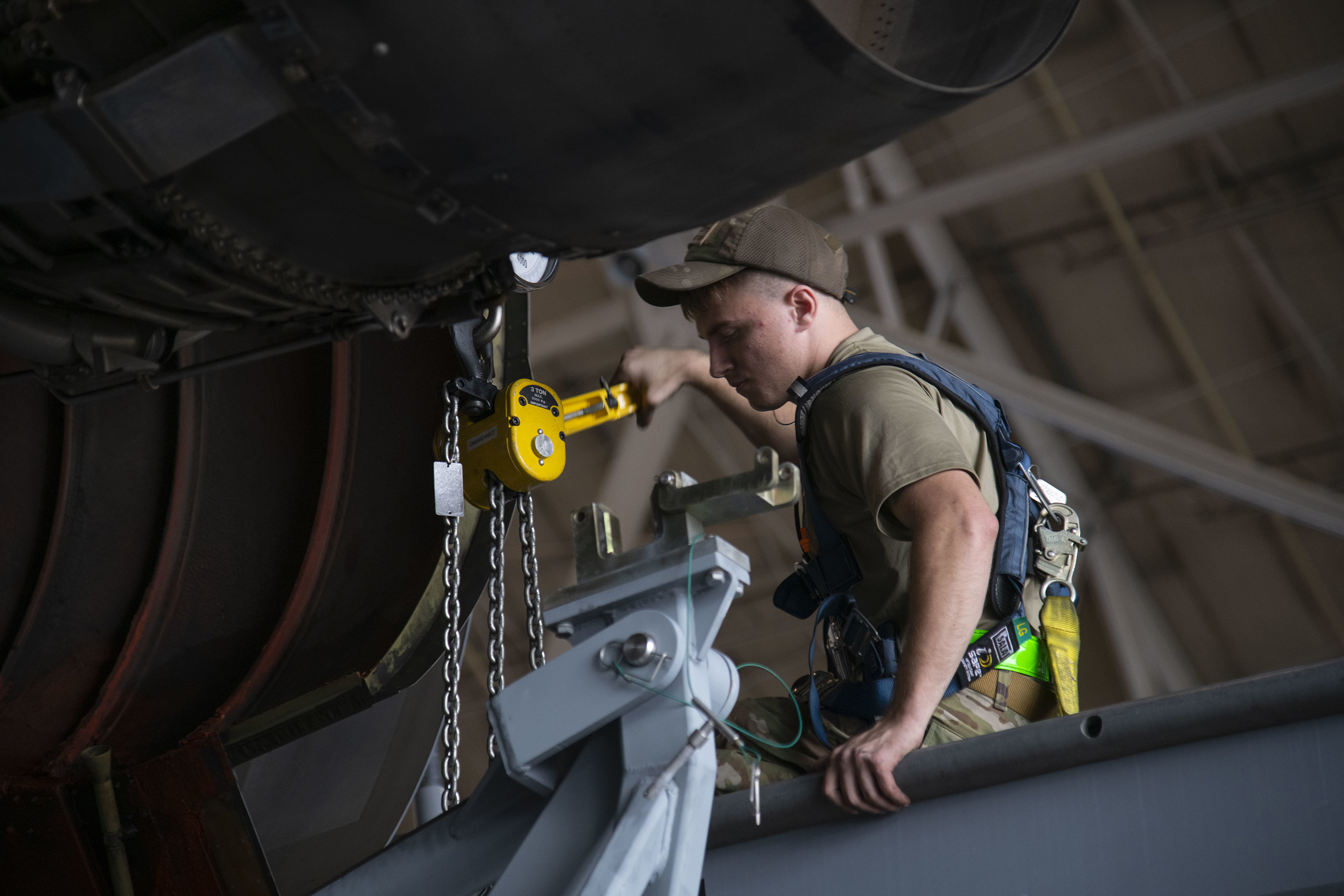 Total Force Airmen perform and test C-5M engine change process > Dover ...