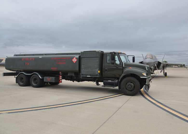 377th LRS fuels the fight > Kirtland Air Force Base > Article Display