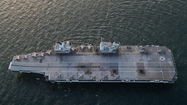 A USMC ITF F-35B landed on HMS Prince of Wales yesterday to commence DT ...