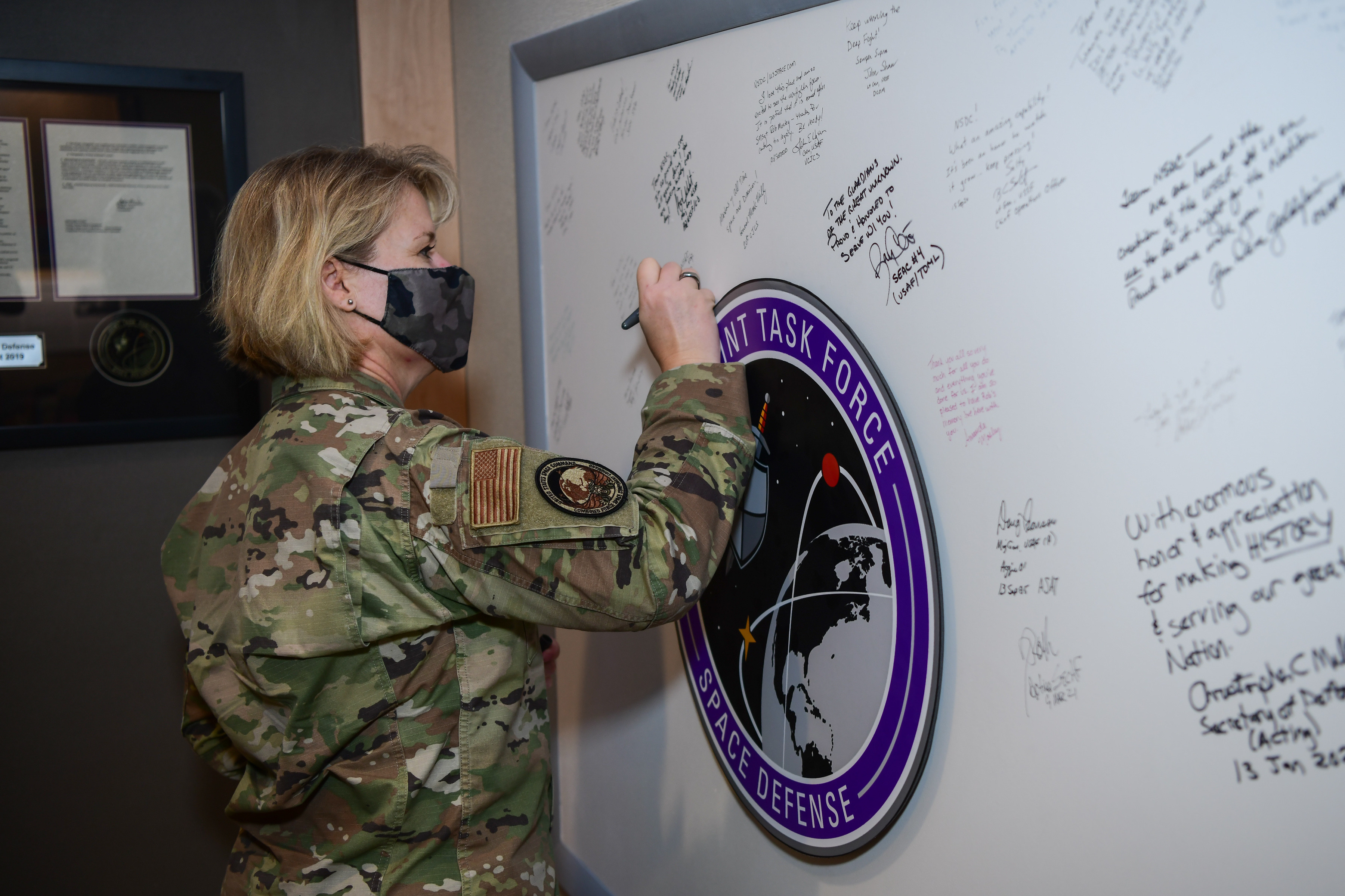 CFSCC commander visits JTF-SD > United States Space Command > Article ...