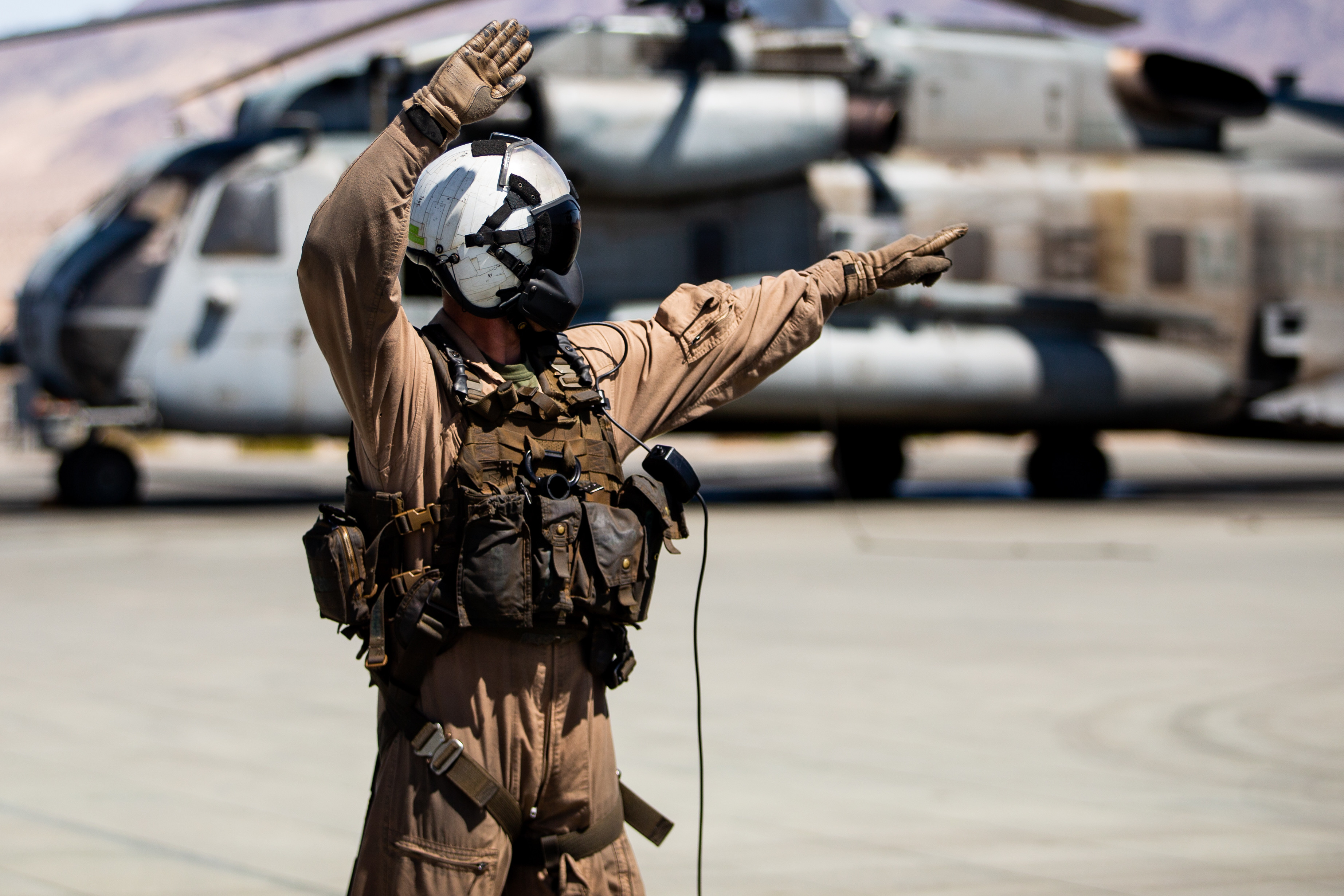 Marines familiarize themselves with the desert environment