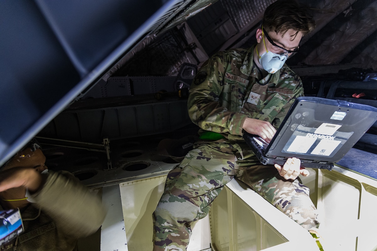 Aircraft structural maintenance makes riveting C-17 repairs > Nellis ...