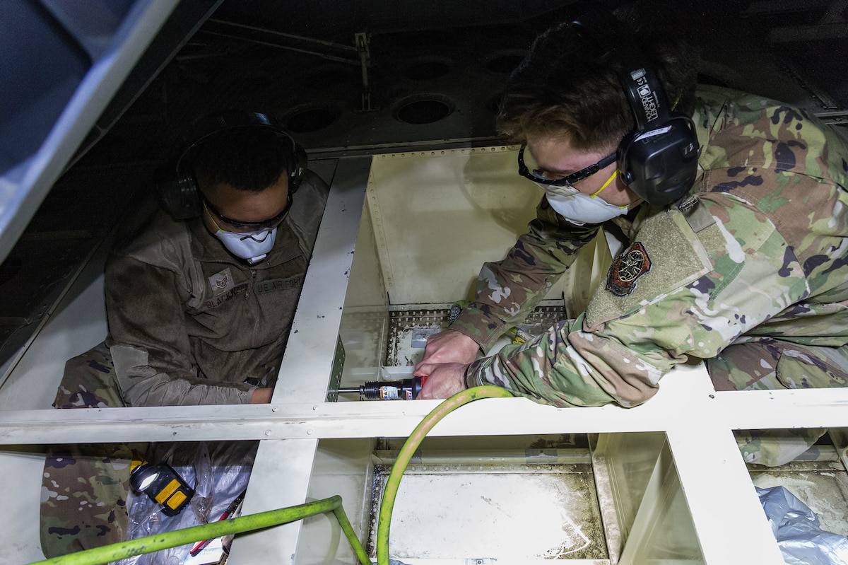 Aircraft structural maintenance makes riveting C-17 repairs > Dover Air ...