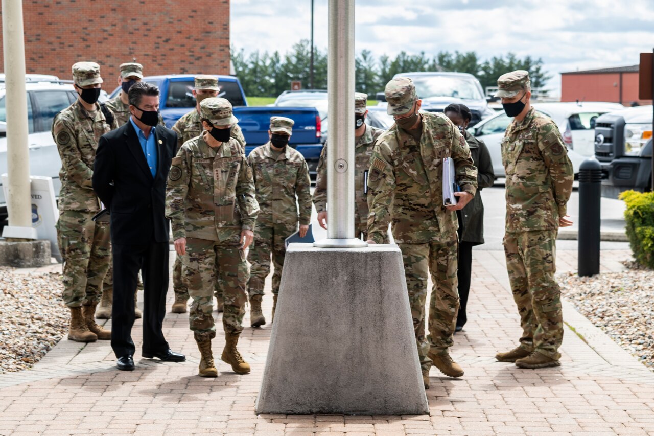 AMC Commander visits 932nd AW > U.S. Department of Defense > Story