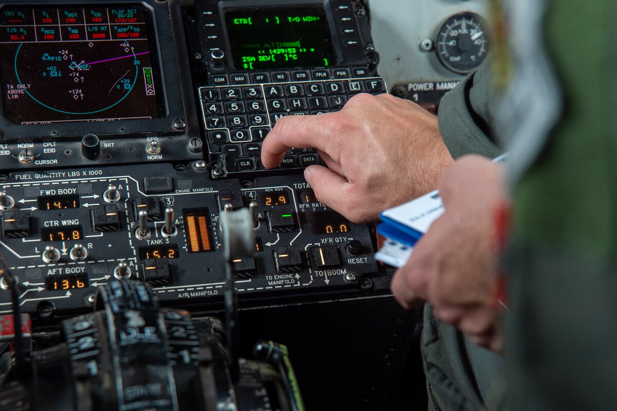 91st ARS refuels F-22, A-10 for Florida air shows > MacDill Air Force ...