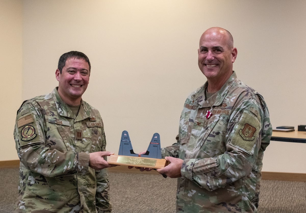 403rd Maintenance Group commander bids farewell > 403rd Wing > Article ...