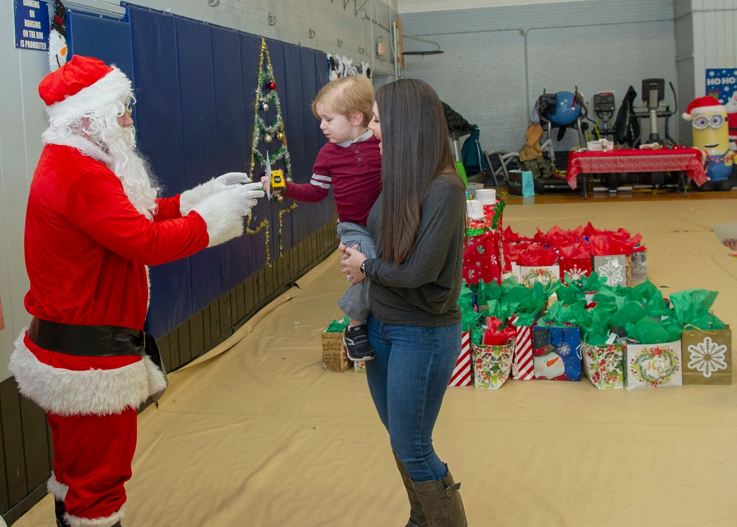 TIPS FOR HANDLING HOLIDAY STRESS > U.S. Navy - All Hands > Display Story