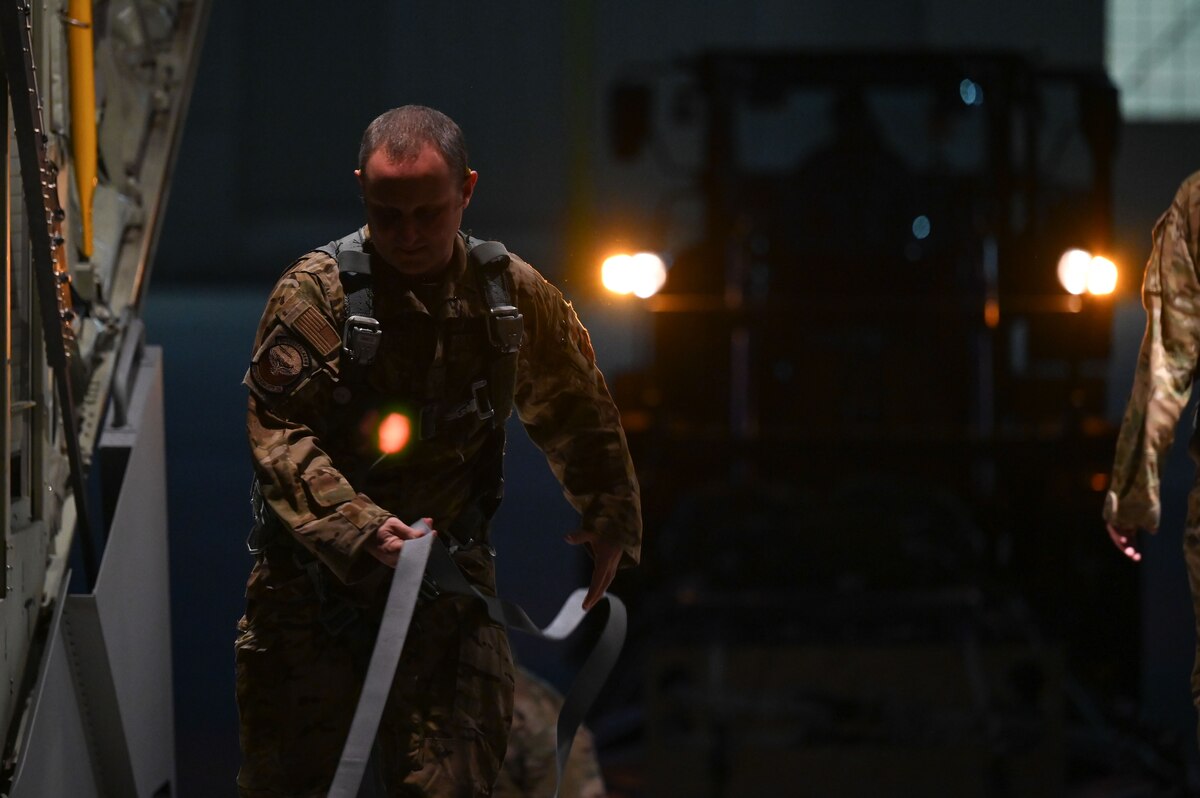 AirPower: 415th SOS trains C-130 loadmasters for success > Kirtland Air ...