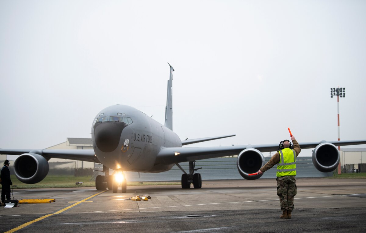 100th ARW conducts first USAFE KC-135 hot-pit refuel > Royal Air Force ...