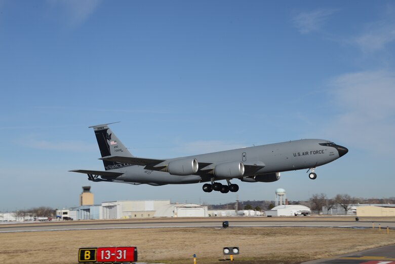 185th ARW KC-135 with bat tail art soars > 185th Air Refueling Wing ...