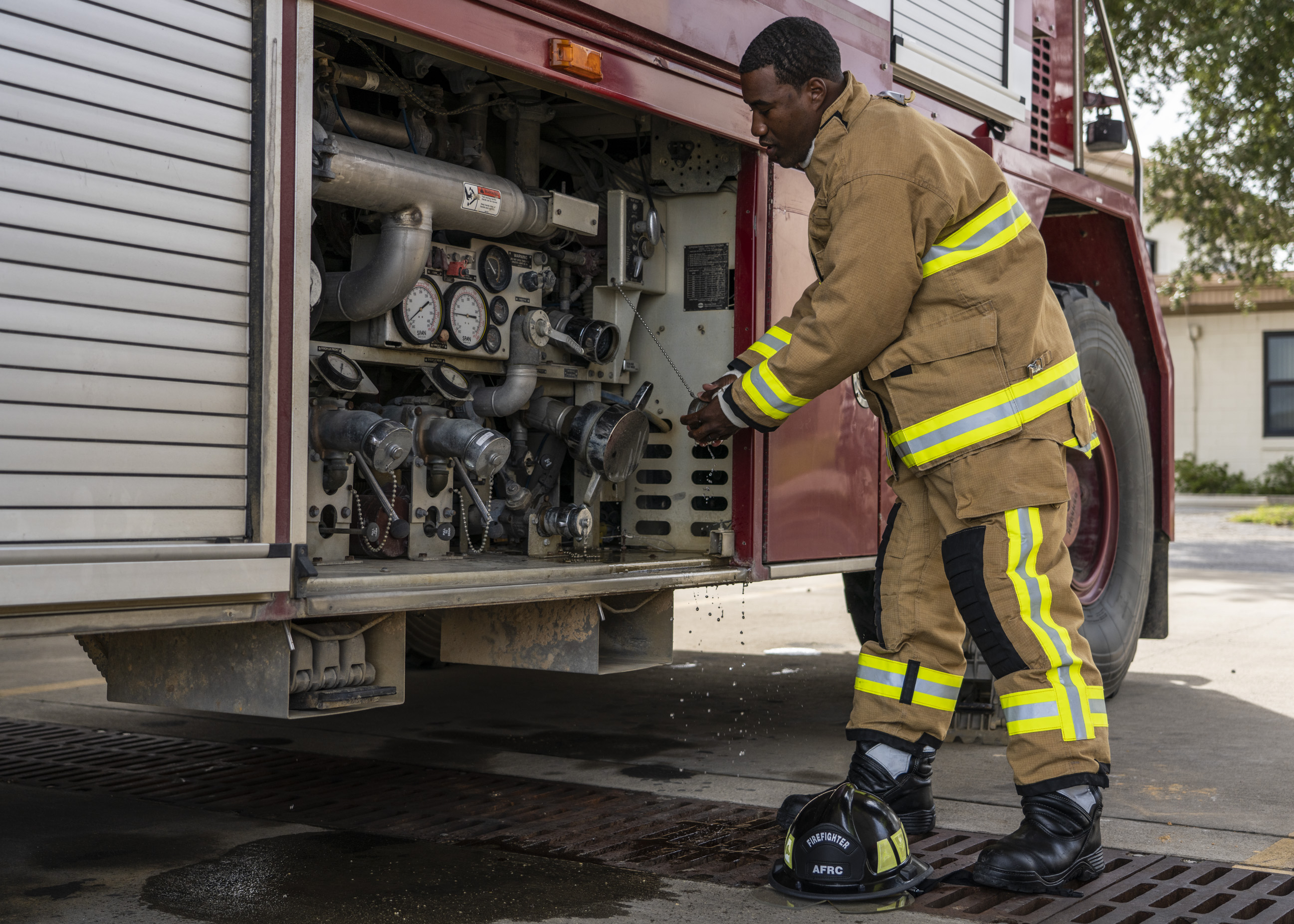 919 SOW Firefighters on the flightline > 919th Special Operations Wing ...