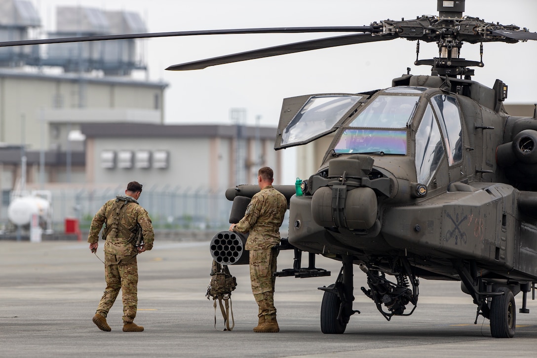U.S. Army AH-64 Apache pilots take flight aboard Marine Corps Air ...