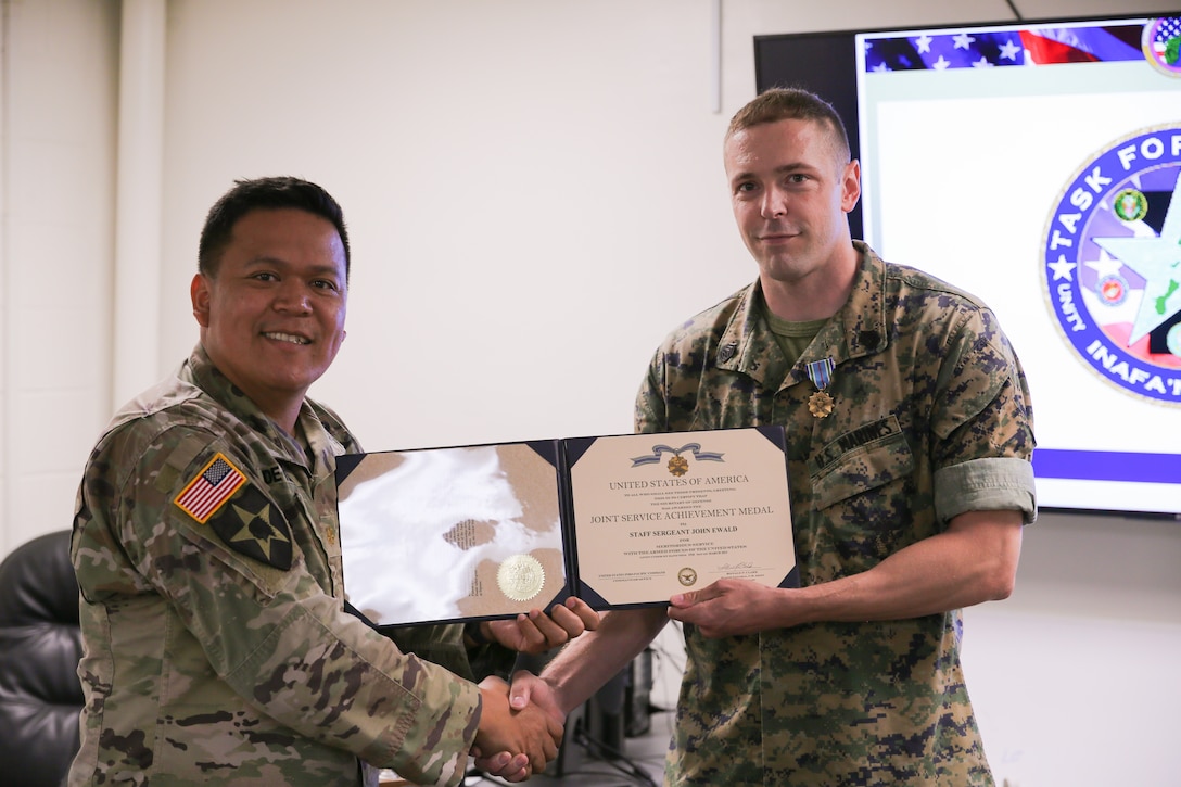 Service Members Receive the Joint Service Achievement Medal at Task ...