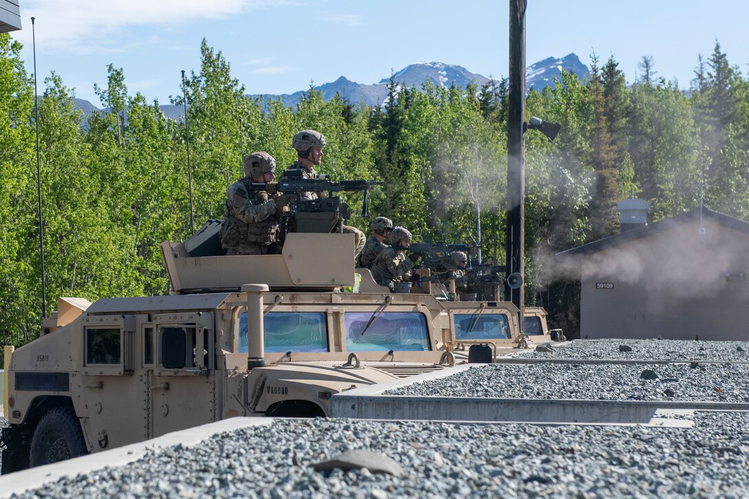 ‘Denali’ paratroopers conduct machine gun qualification