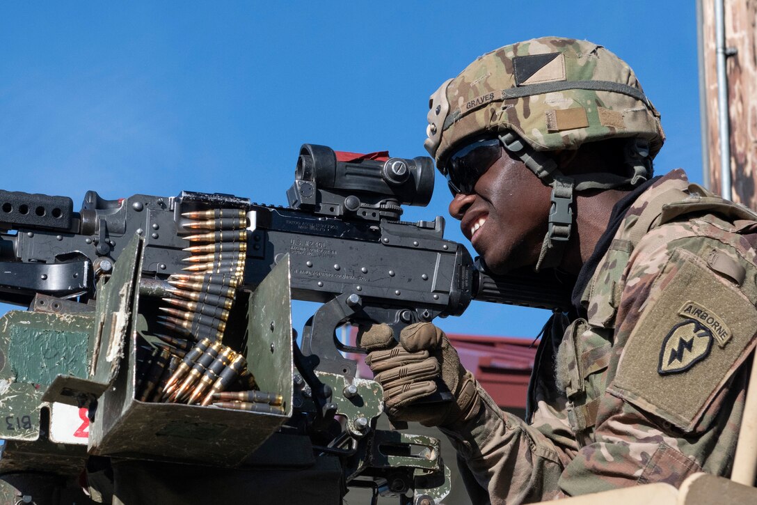 ‘Denali’ paratroopers conduct machine gun qualification