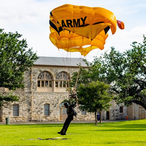 U.S. Army Golden Knights make first ever jump into Fort Sam Houston ...