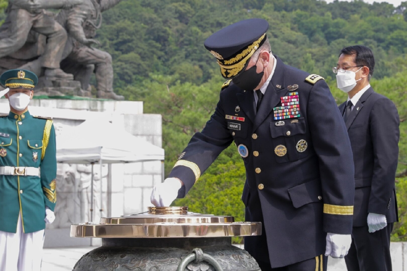 Gen. Abrams Pays Respect to the Fallen, Honored by ROK JCS > United ...