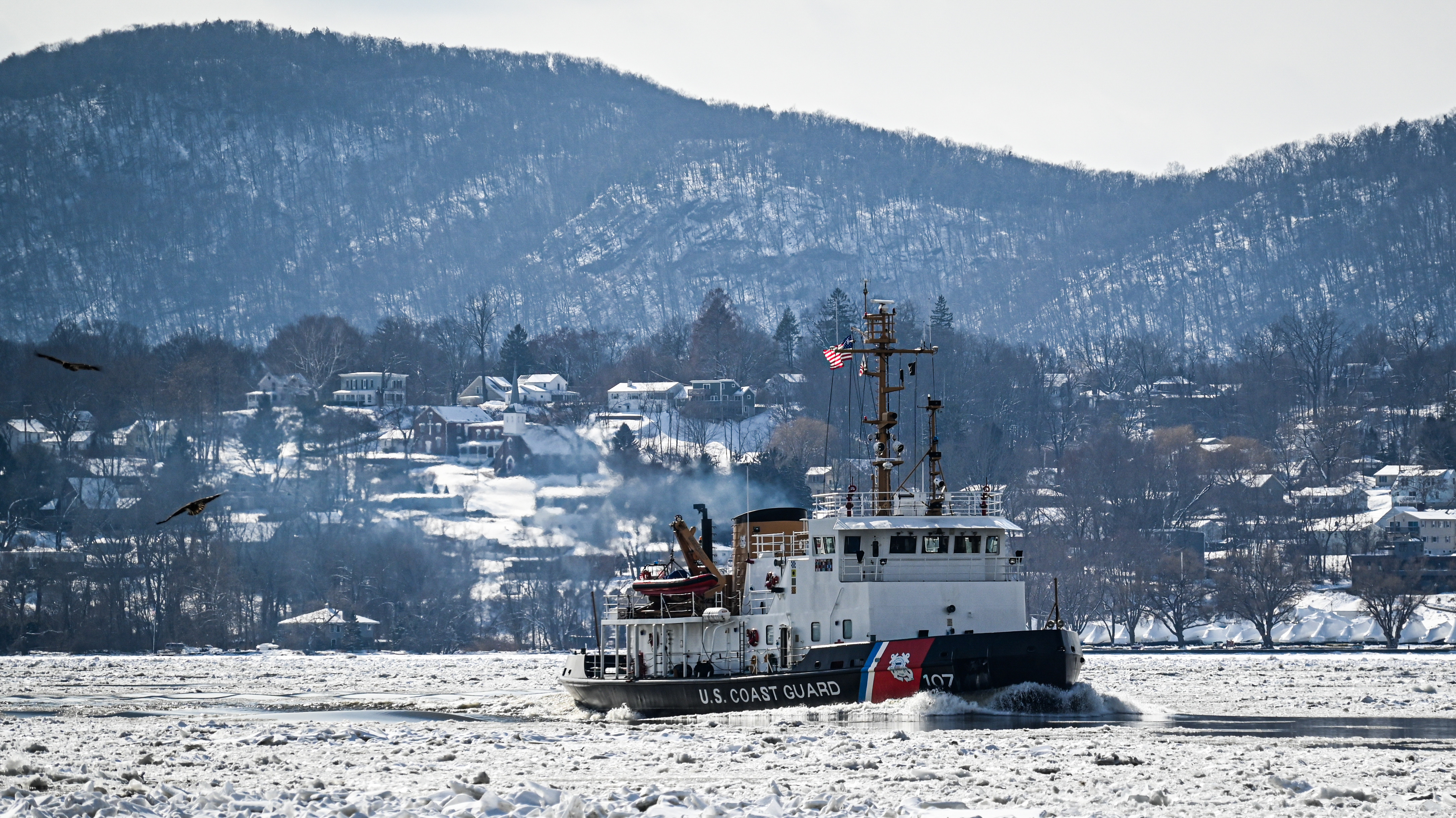 Icebreaking tug works on Hudson River to support Operation Reliable Energy