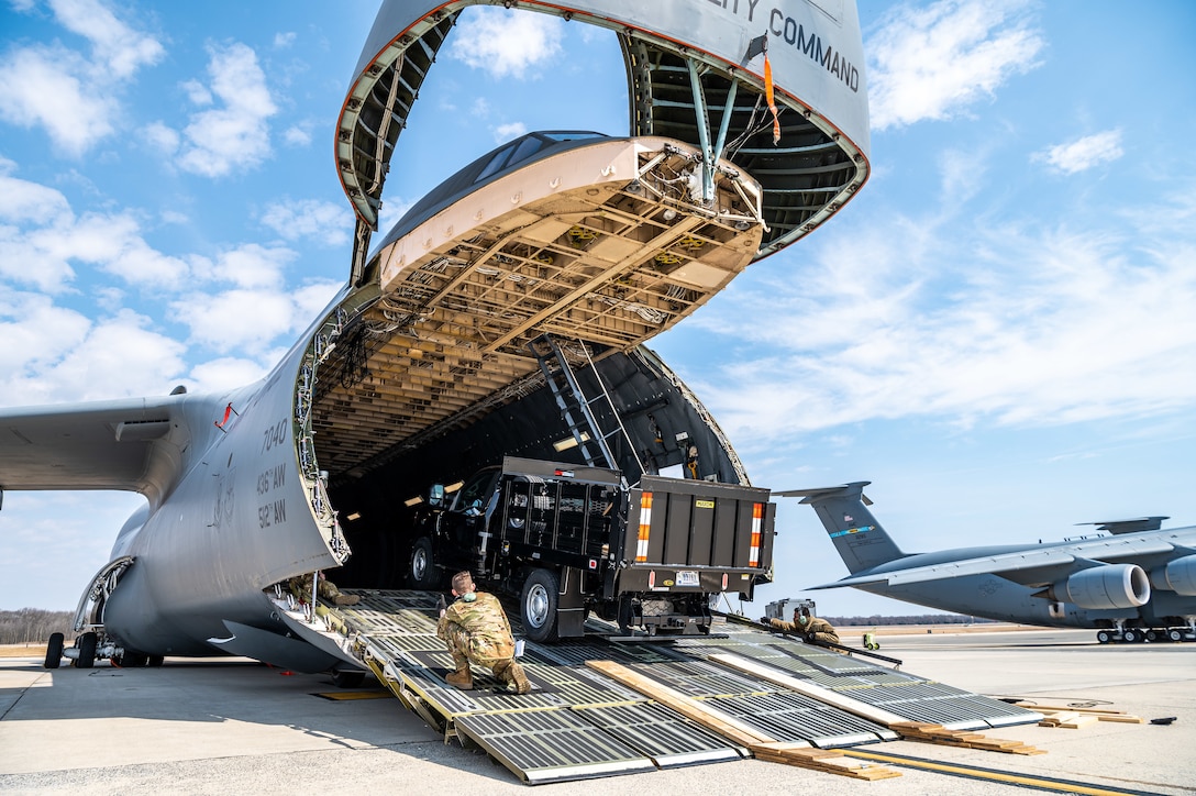 9th AS loadmasters train as part of AMC initiative