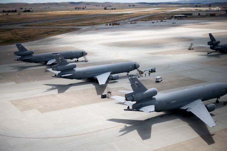 Photos of aircraft on the 60th AMW flight line > Travis Air Force Base ...