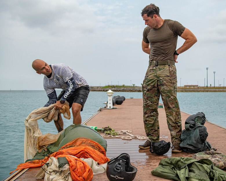 SERE specialist teaches Water Survival Training > Kadena Air Base ...