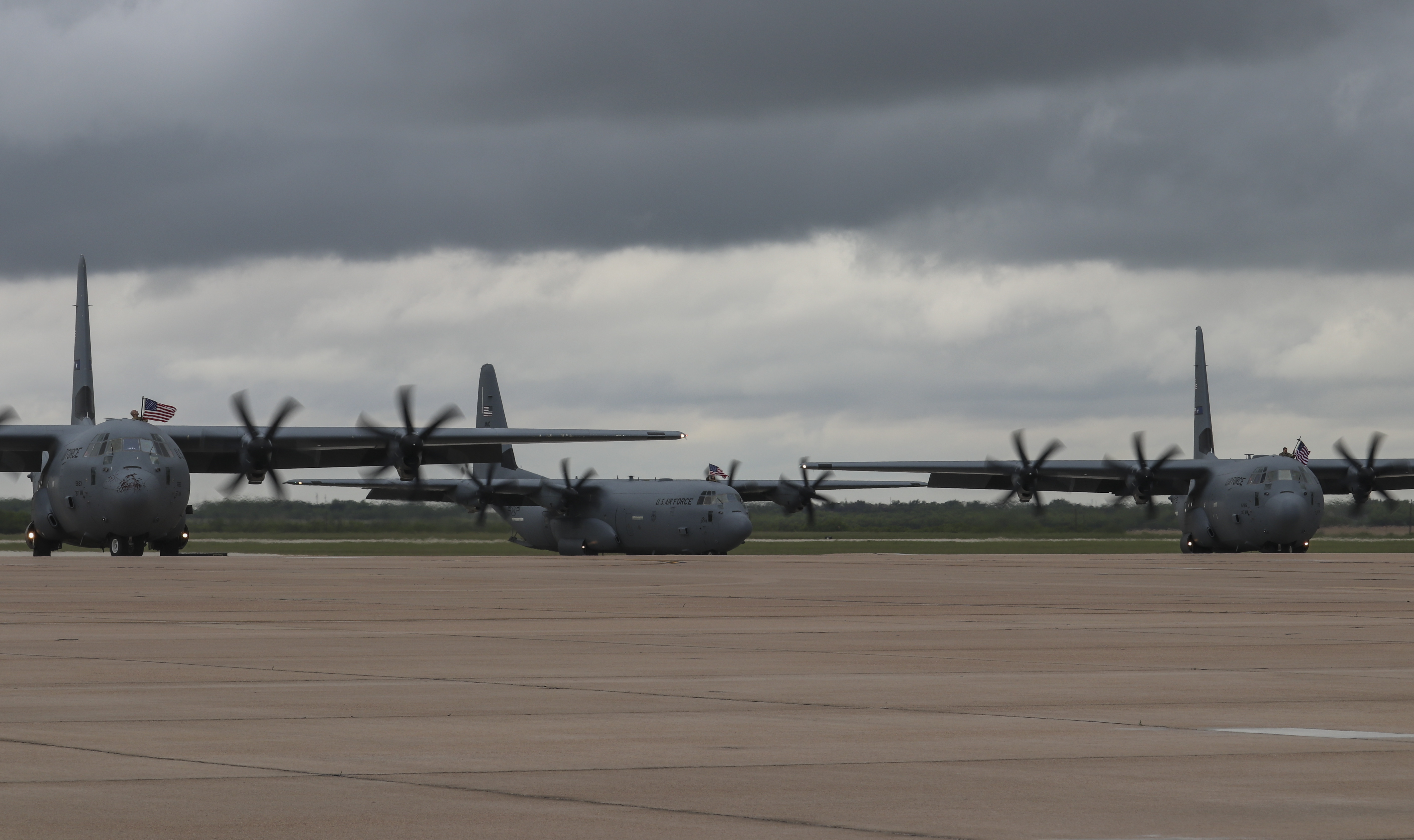 Families and Airmen welcome home 317th Airlift Wing members > Dyess Air ...