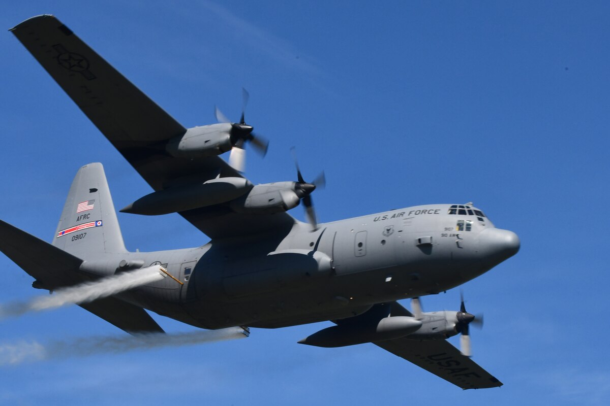 910th entomologists conduct Aerial Spray Application Course ...