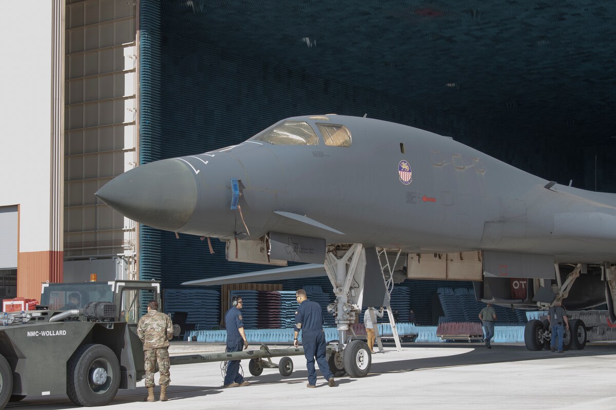 B-1B Lancer Undergoes Electronic Warfare Testing in the BAF > Edwards ...