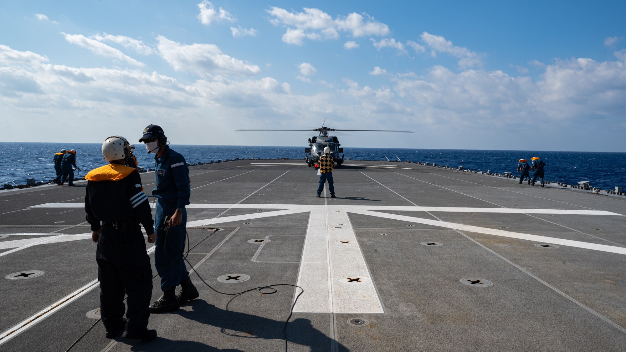 Bilateral exercise sees historic first 33rd RQS landing on JMSDF vessel ...
