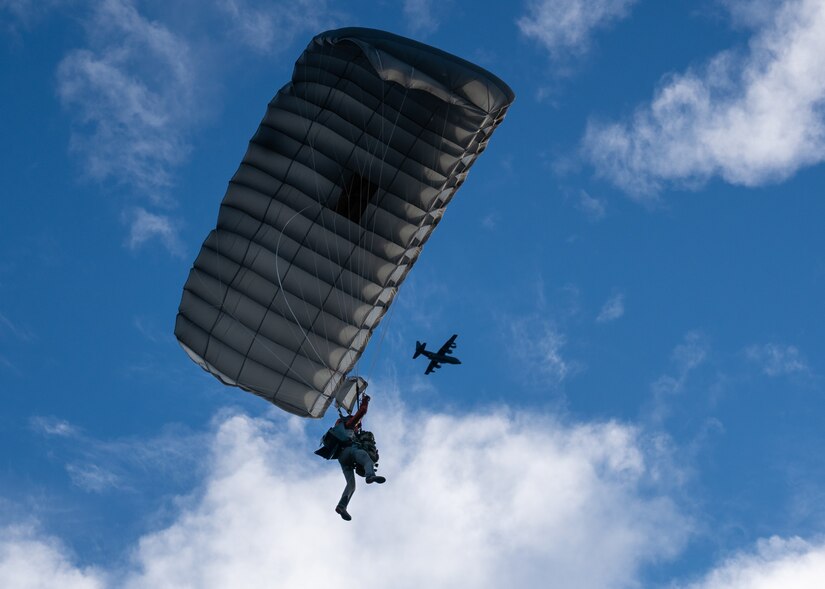212th Rescue Squadron teams up with Army National Guard for pararescue ...