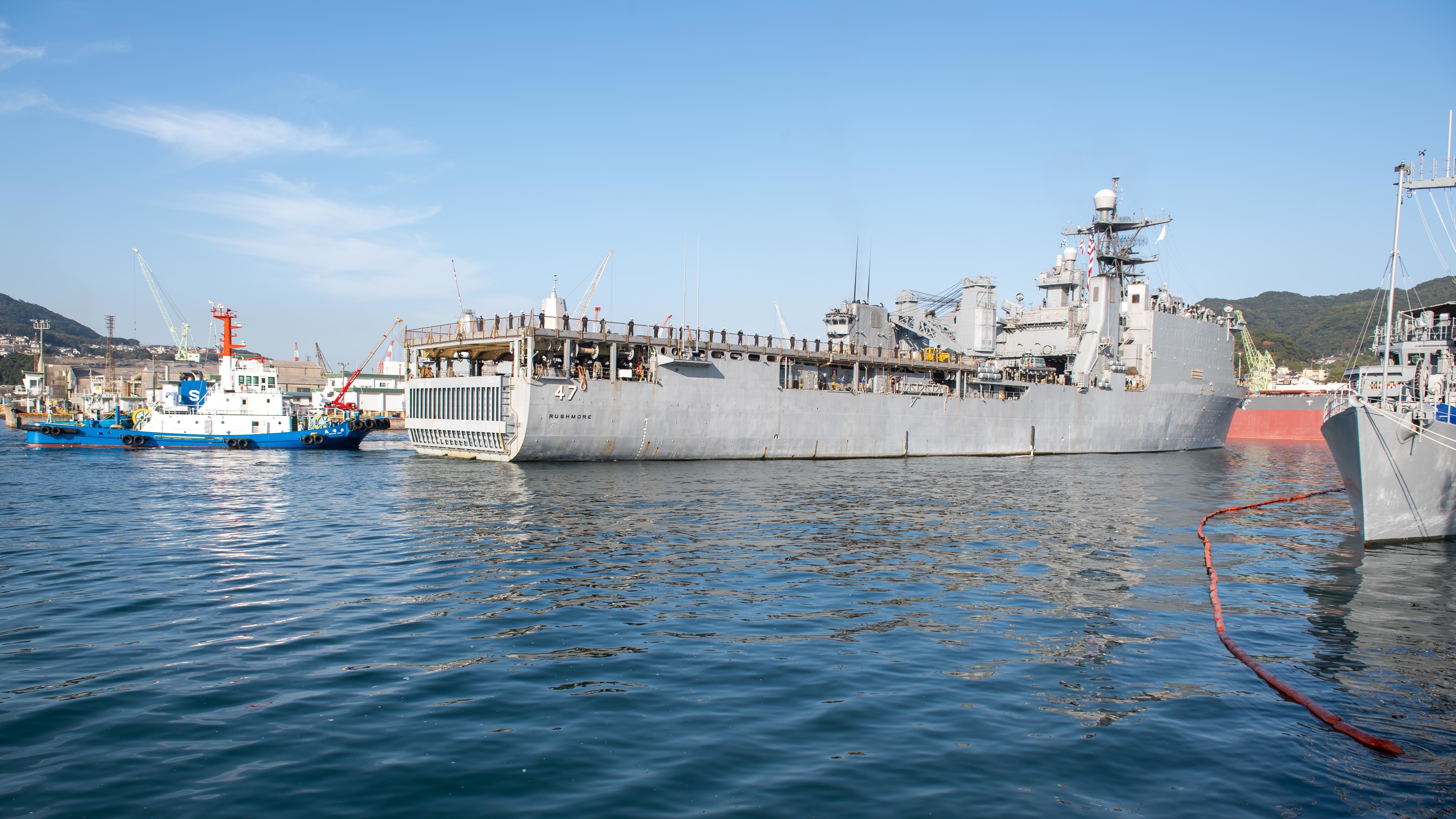 USS Rushmore arrives in Sasebo for FDNF duties > Commander, U.S. 7th ...