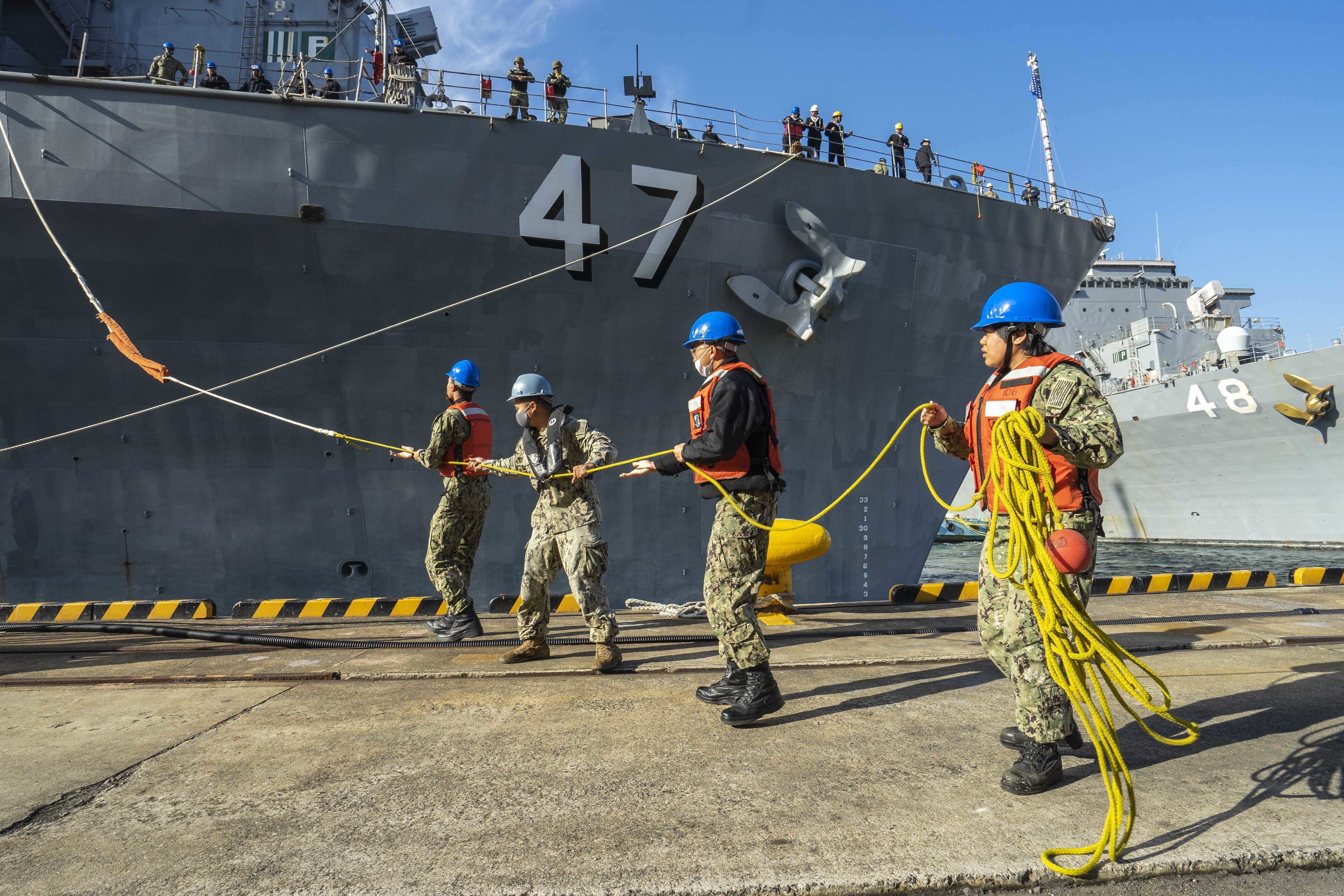 USS Rushmore arrives in Sasebo for FDNF duties > Commander, U.S. 7th ...