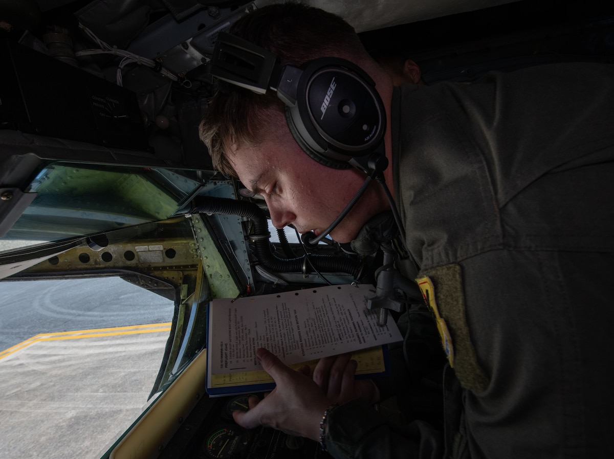 Boom operator training: Refueling experts > Kadena Air Base > News