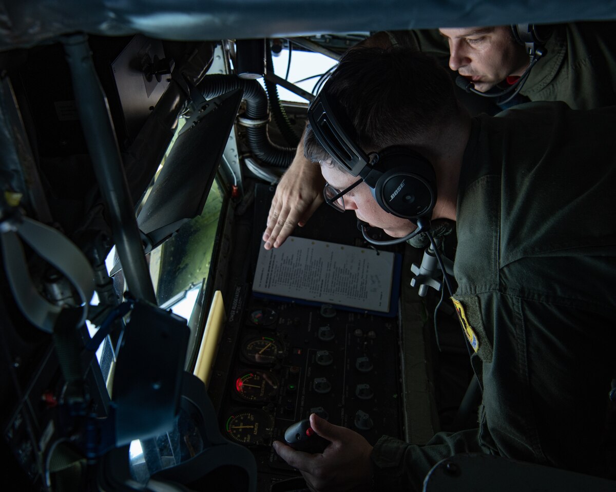 Boom operator training: Refueling experts > Kadena Air Base > News