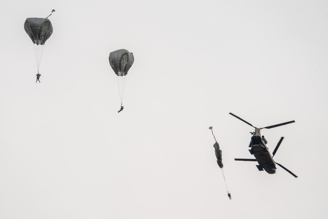 4/25 Spartans conduct CH-47 Chinook airborne jump