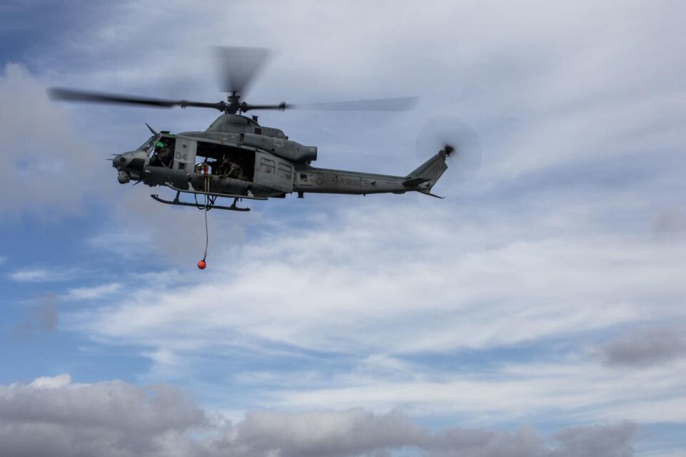 3rd MAW helo pulls Recon Marines out of water during wet SPIE rigging ...